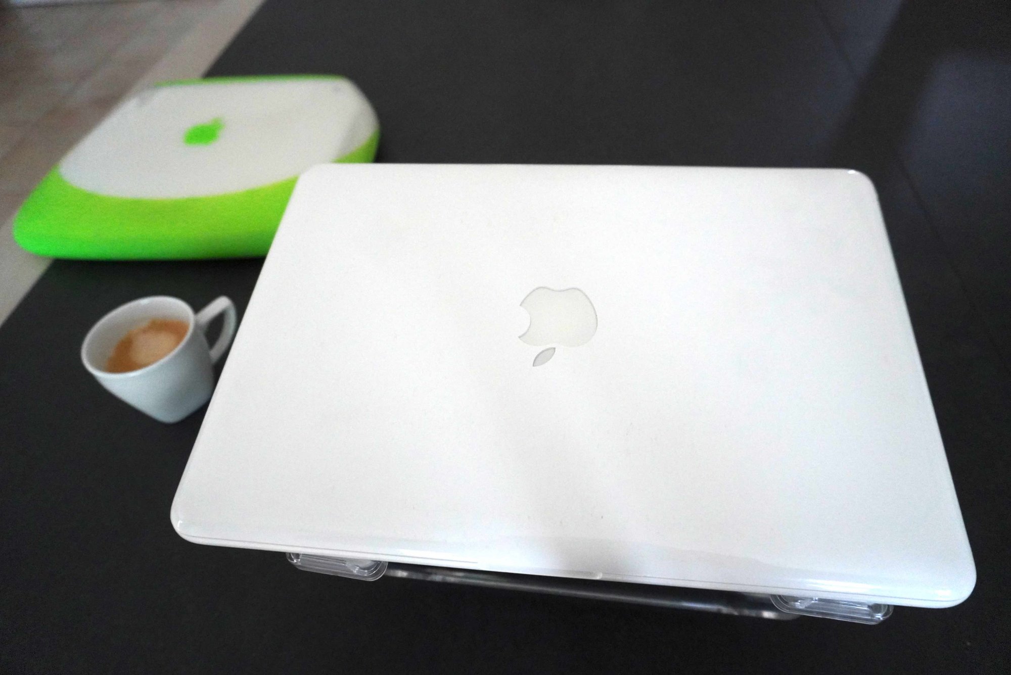 Mid 2010 MacBook - One of the best designed Intel MacBook's Mid 2010 MacBook - One of the best designed Intel MacBook's